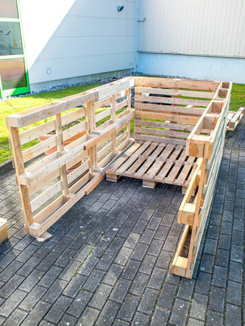 Ein Hochbeet selber bauen: Dein Paletten-Hochbeet-DIY mit vielen Extras ...